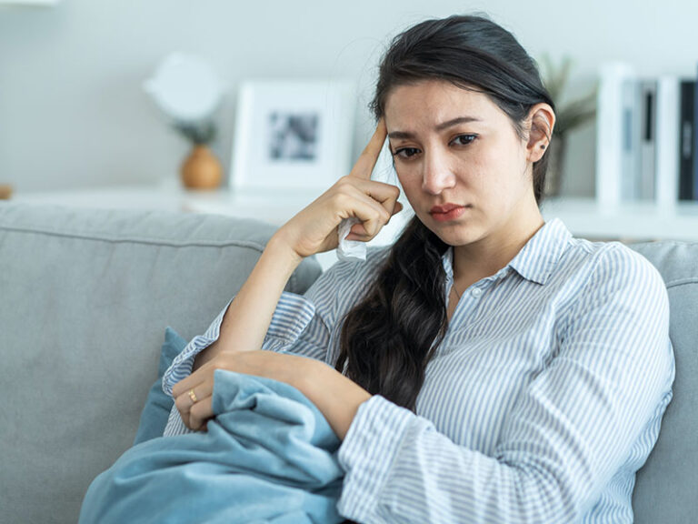 16 Physical and Mental Symptoms of Anxiety in Women - Sass Magazine